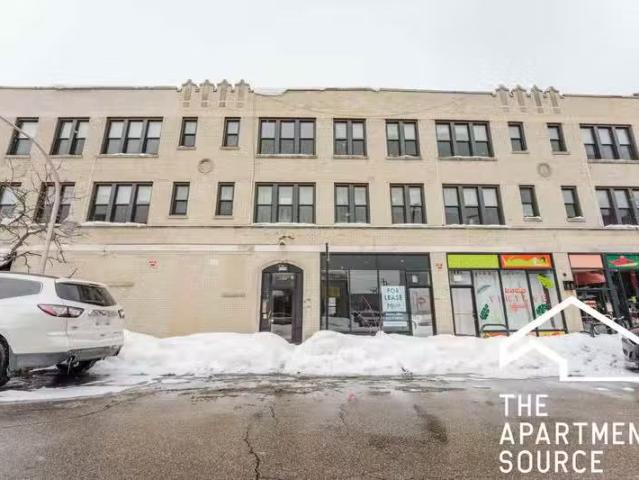 57317747 2715 N Milwaukee Ave #201