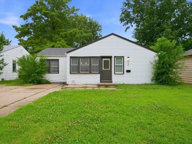 5732 E Castle Dr, Wichita, KS 67218