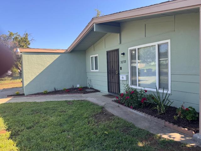 5733 39th St, Sacramento, CA 95824 | MLS #226027 | Compass