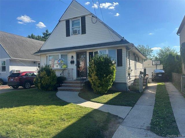 573 Lakeville Rd, New Hyde Park, NY 11040