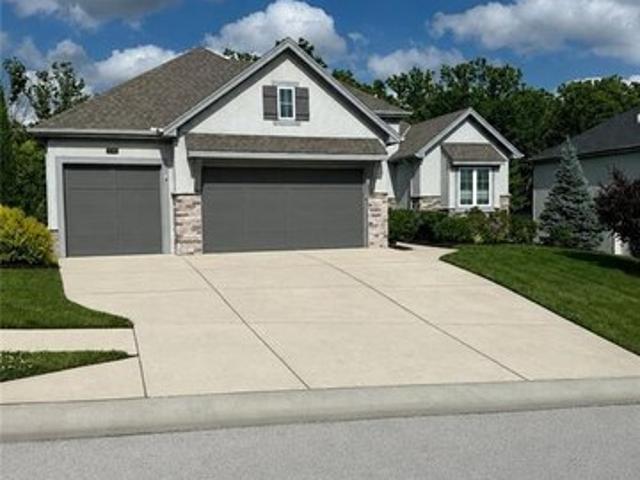 5749 Russet Rd, Parkville, MO 64152