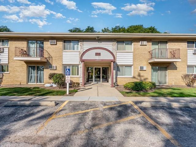 5740 Concord Ln Apt 12, Clarendon Hills, IL 60514