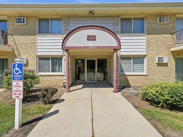 5740 Concord Ln Apt 13, Clarendon Hills, IL 60514