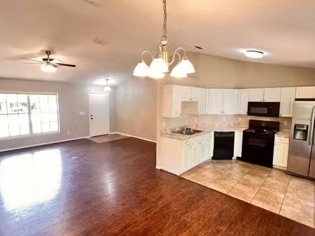 57547568 204 E Baker St