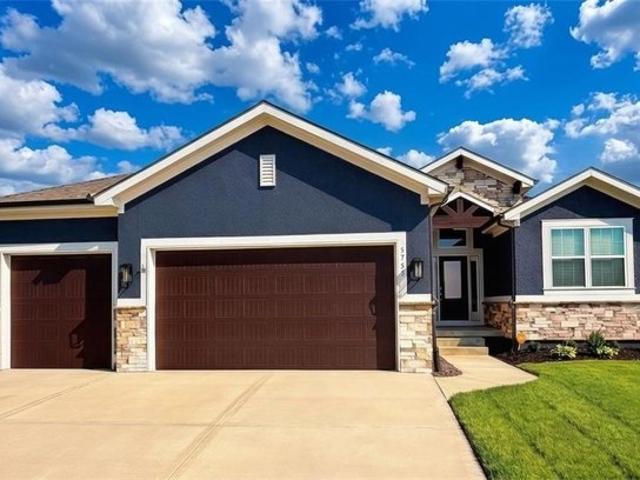 5755 NW Barn Hill Rd, Parkville, MO 64152