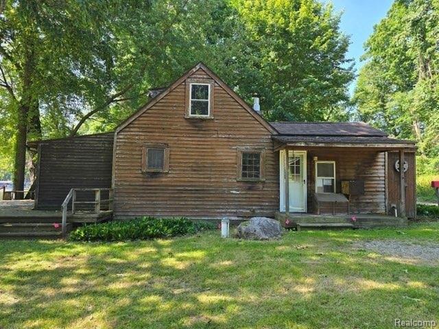 5751 Island Dr, Hadley, MI 48438