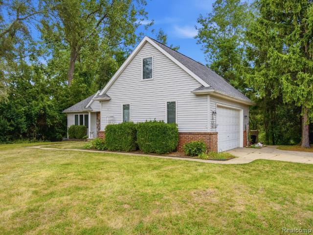 575 Lakes Edge Drive