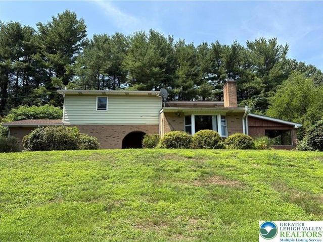575 N Hokendauqua Dr, Moore Township, PA 18014