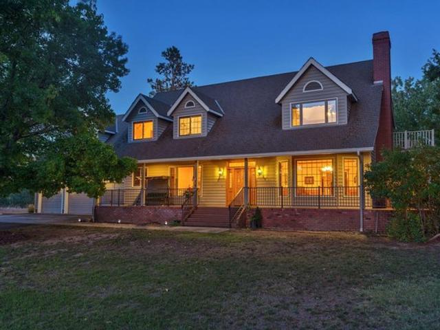 575 Pavillian Dr, Grants Pass, OR 97526