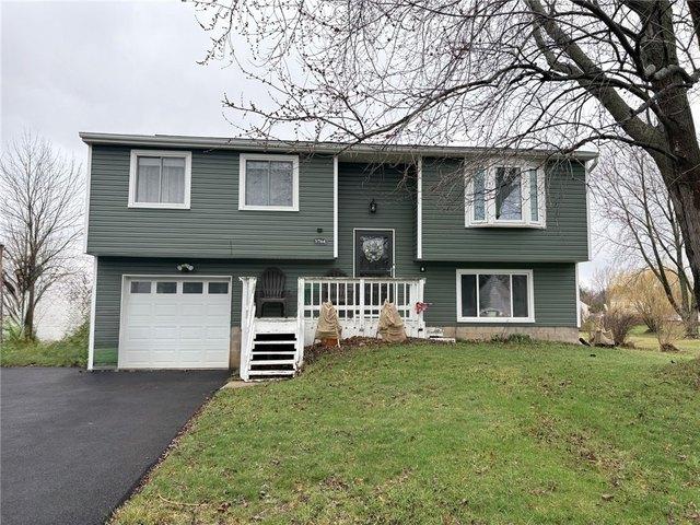 5764 Clover Meadow Ln, Farmington, NY 14425