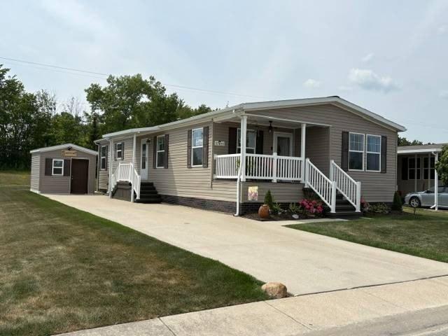 57693 Old Red Ln, Lenox, MI 48048