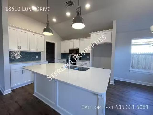 57635243 18610 Luna Dr