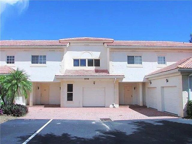 576 7th Sq Apt 202, Vero Beach, FL 32962