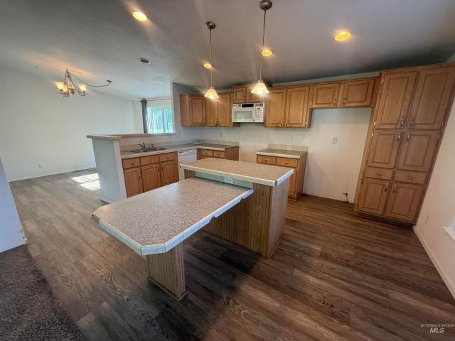576 N Elmore