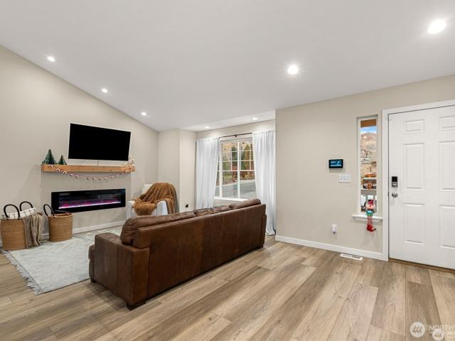 576 Saddle Rock Loop