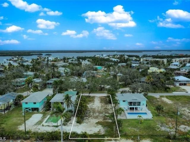 5780 Lauder St, Fort Myers Beach, FL 33931