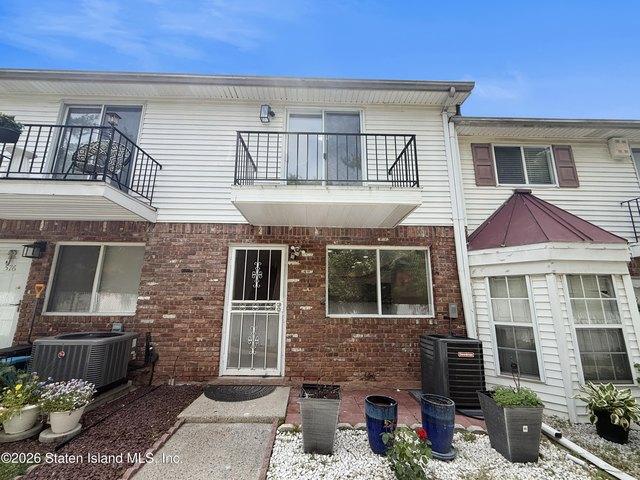 578 Golfview Ct, Staten Island, NY 10314
