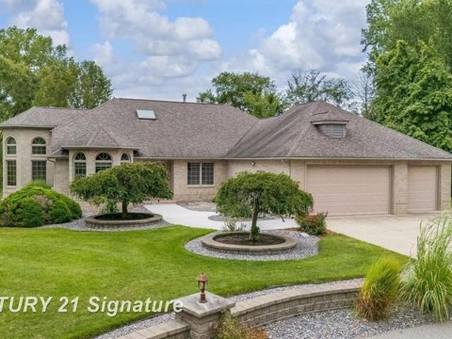 5790 Dunrovin Dr, Saginaw, MI 48638