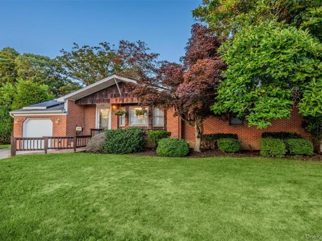 579 Empire Ave, West Babylon, NY 11704