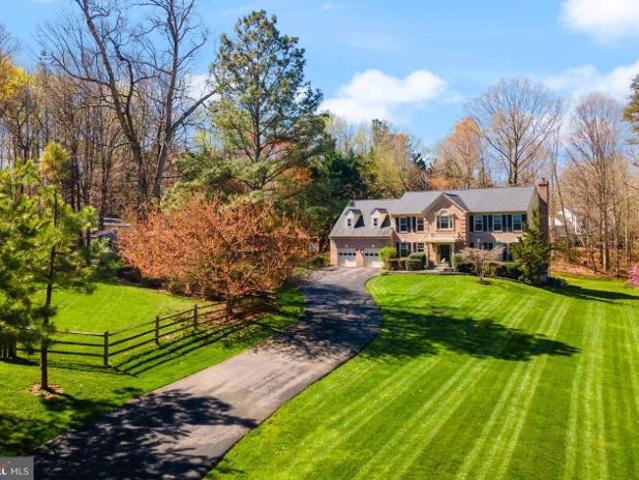 5808 Fairview Woods Dr, Fairfax Station, VA 22039