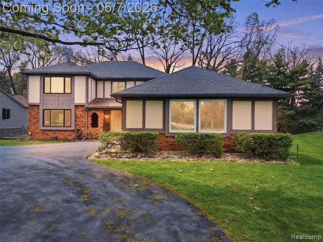 5800 Naneva Ct, West Bloomfield Township, MI 48322