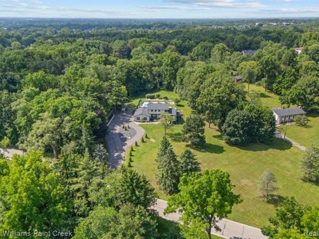 5800 Lockwood Dr, Washington Township, MI 48094