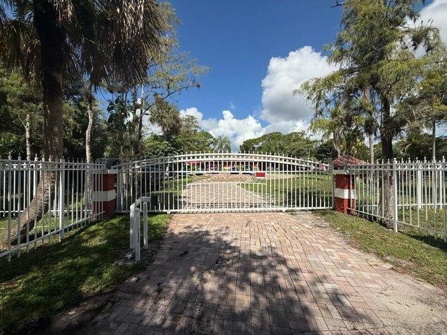 5800 Pinetree Rd, Parkland, FL 33067