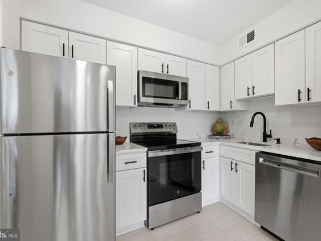 5800 Royal Ridge Dr, Springfield, VA 22152