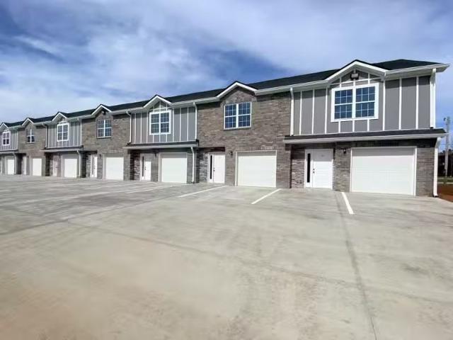 580 Heritage Pointe Drive, Unit 805, Clarksville, TN 37042