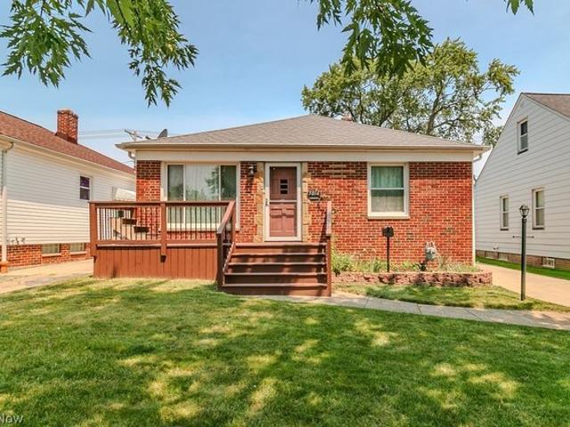 5814 Sunderland Dr, Parma, OH 44129