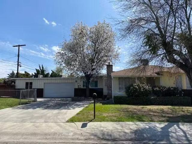 58167295 301 E College Ave