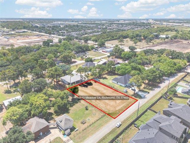 5810 Meadow Ln, Richmond, TX 77469