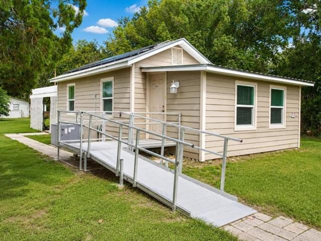 5811 11th St, Zephyrhills, FL 33542