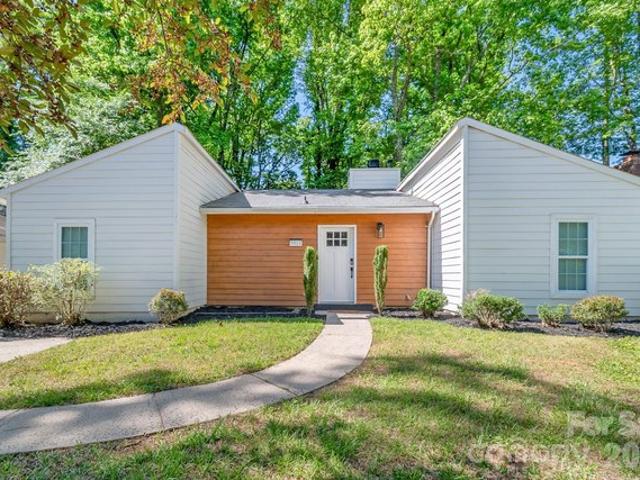 5812 Rock Hollow Dr, Charlotte, NC 28212