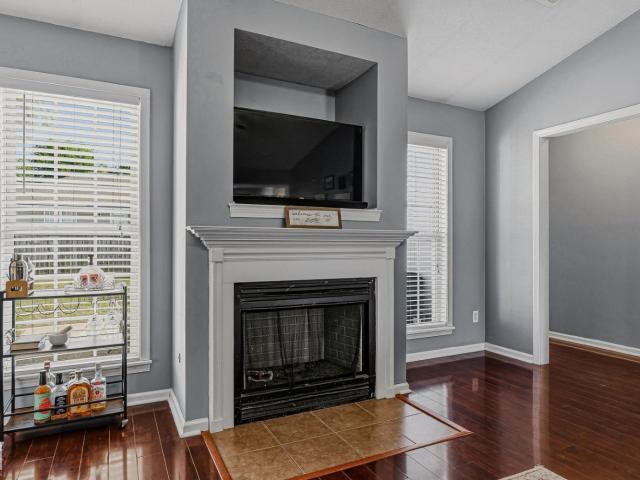 5812 Whitecliff