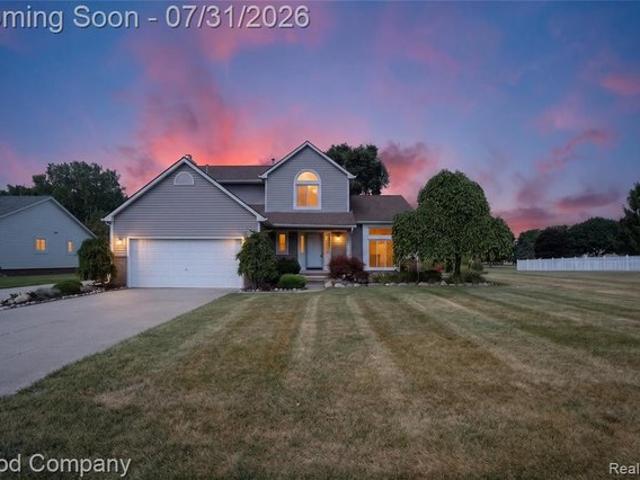 581 Hampton Ct, Wixom, MI 48393