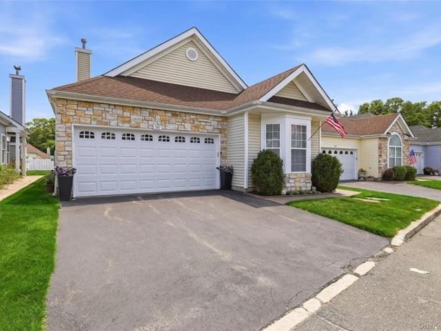 581 Leisure Dr, Ridge, NY 11961