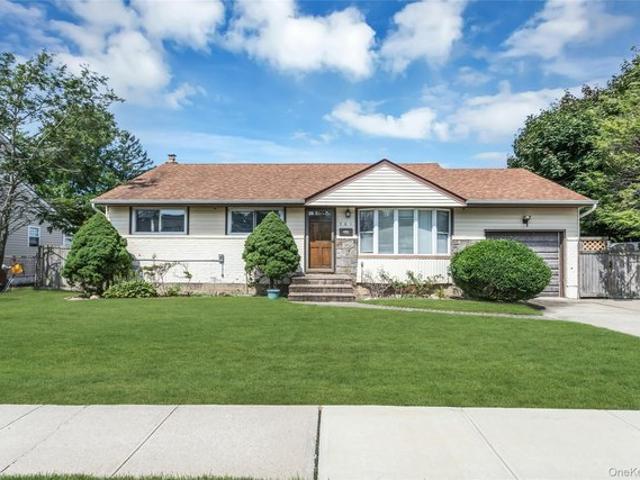 581 Plainview Rd, Plainview, NY 11803