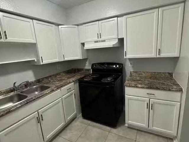 58264185 1430 W 18th St