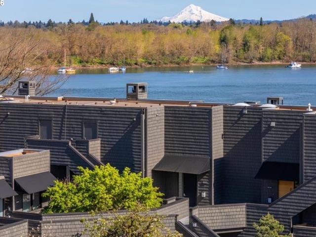5826 S Riverpoint Ln, Portland, OR 97239