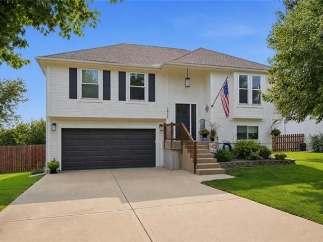 5827 Meadow Sweet Ln, Shawnee, KS 66226