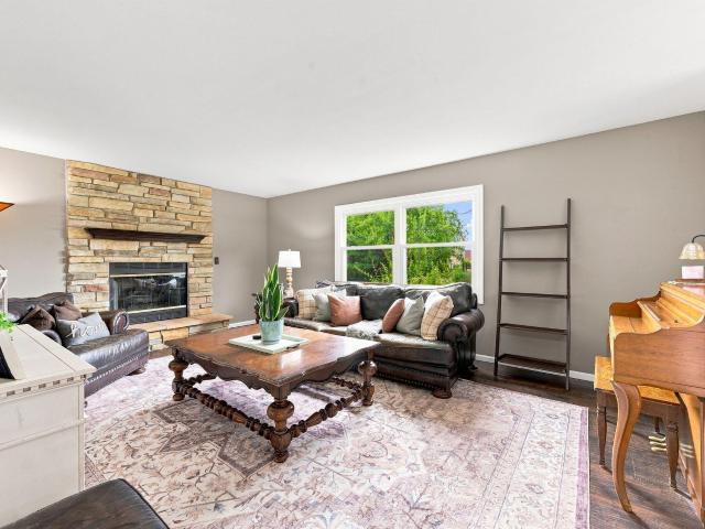 5829 Winstar Ln