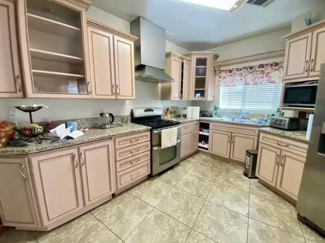 58207893 3271 E Muscat Ave