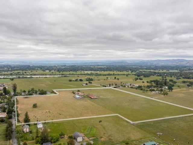5820 Hall Rd, Santa Rosa, CA 95401