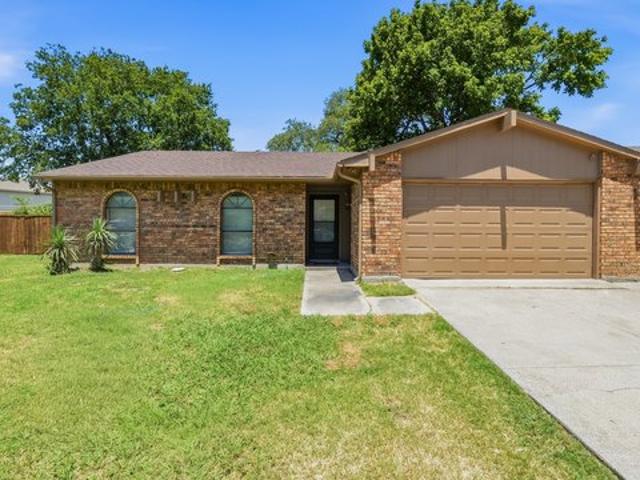 5821 Maiden Ln, Fort Worth, TX 76131