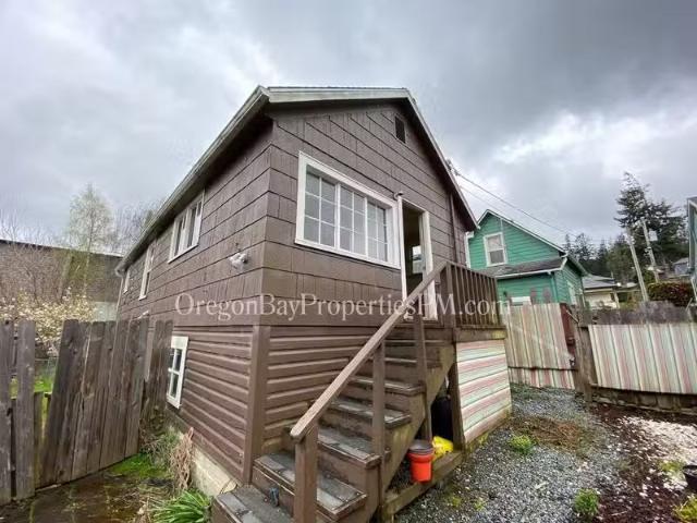 58222798 684 1/2 S 10th St