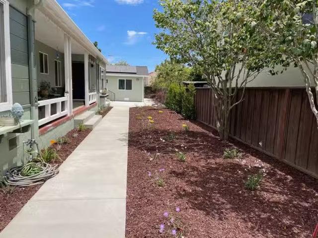 58223963 1038B N Humboldt St