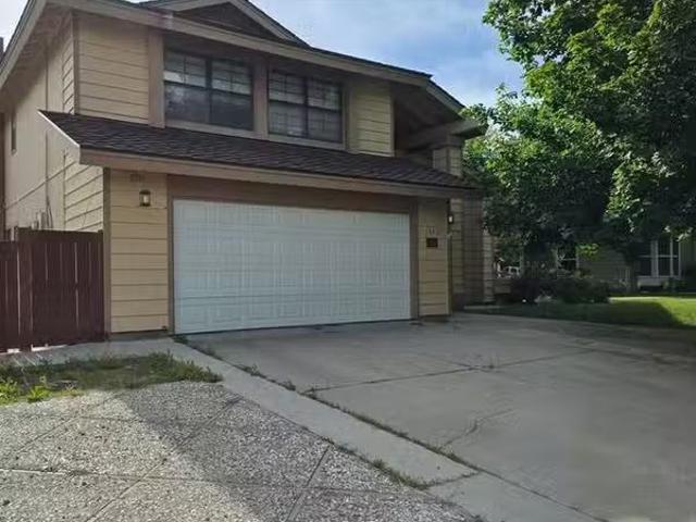 58224001 1840 Chaise Dr