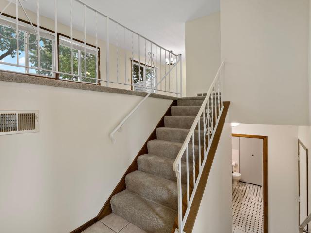 582 Clover Leaf Parkway NE