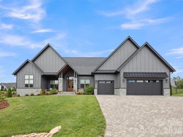 582 Daniel Circle Dr, Mills River, NC 28759